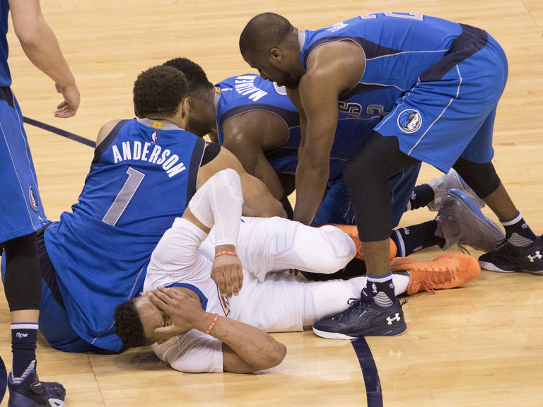 Mavs' Anderson elbows Westbrook in chin | theScore.com