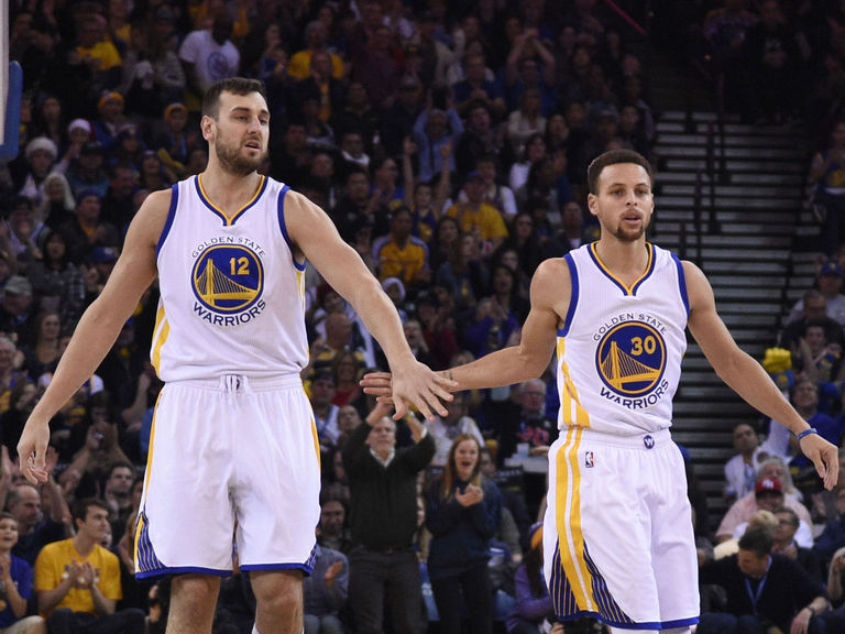 Watch: Curry saves ball, drains trey | theScore.com