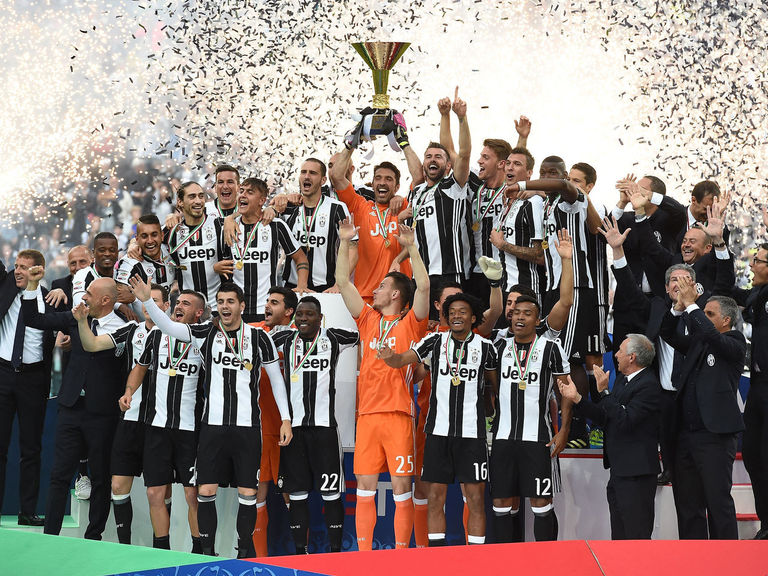 Watch: Juventus hoists Scudetto, title celebration ensues | theScore.com