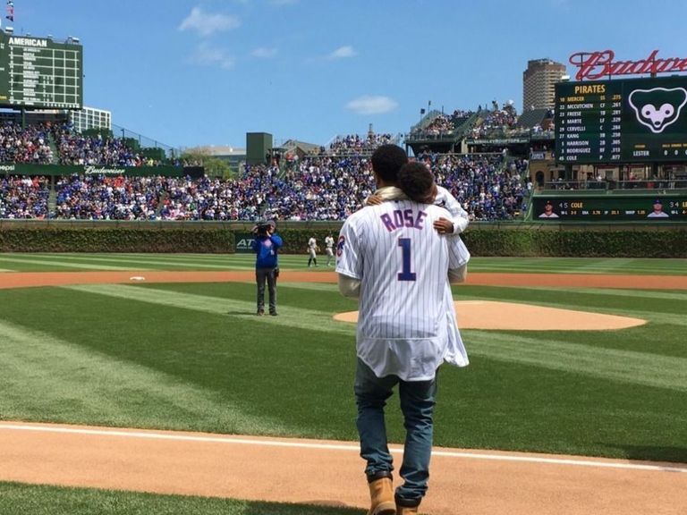 Watch: Derrick Rose helps son throw Cubs' 1st pitch | theScore.com