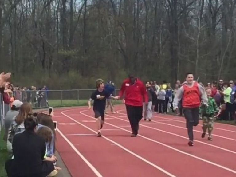 Young runner helps friend cross finish line at Special Olympics race ...
