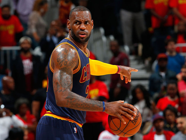 LeBron picked up teammates' dirty laundry after preseason game ...