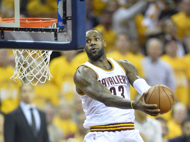 Watch: LeBron goes reverse on breakaway jam | theScore.com