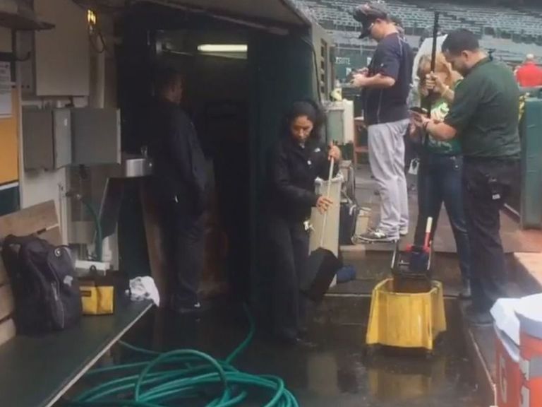 Clogged toilet in Oakland spills into Yankees' dugout | theScore.com