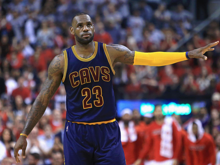 Watch: LeBron floats for contested layup | theScore.com