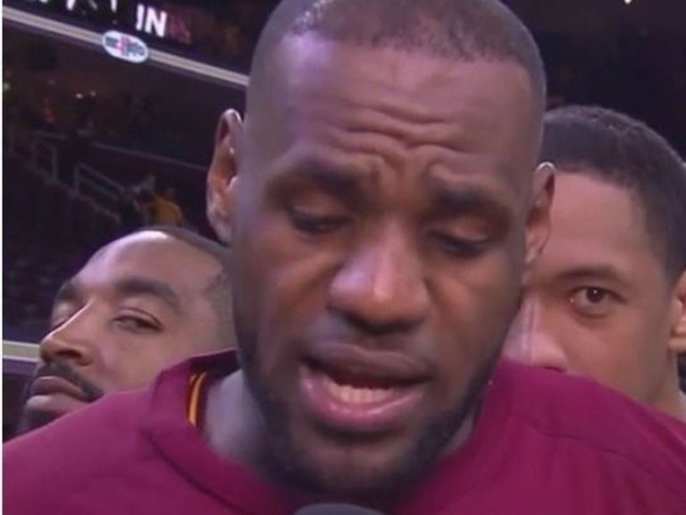 Smith, Frye videobomb LeBron following Game 5 victory | theScore.com