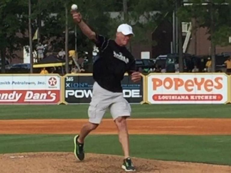 Brett Favre throws 71-mph first pitch | theScore.com