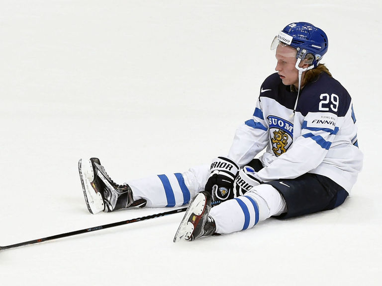 Patrik Laine injures left knee during Combine tests | theScore.com