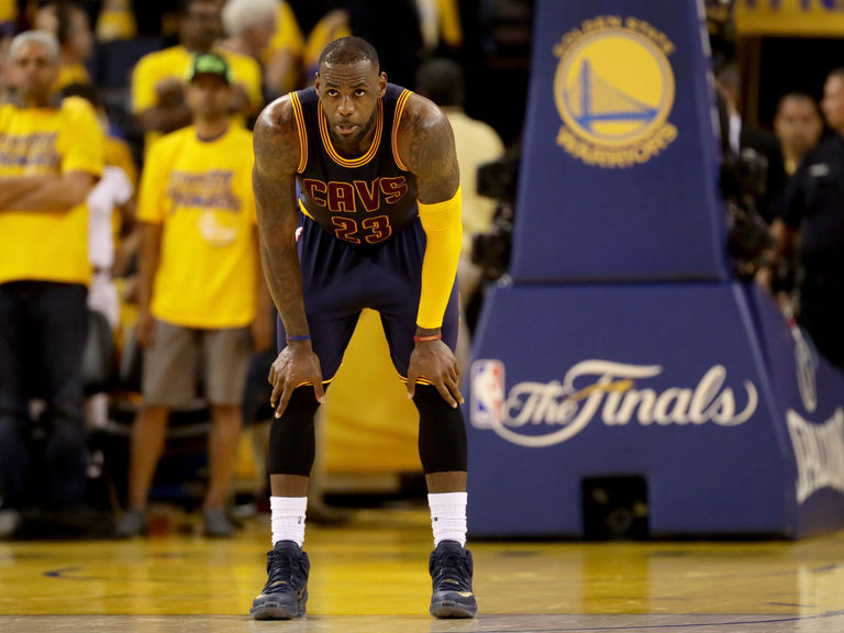 Watch: LeBron catches major air on pull-up 3-pointer | theScore.com