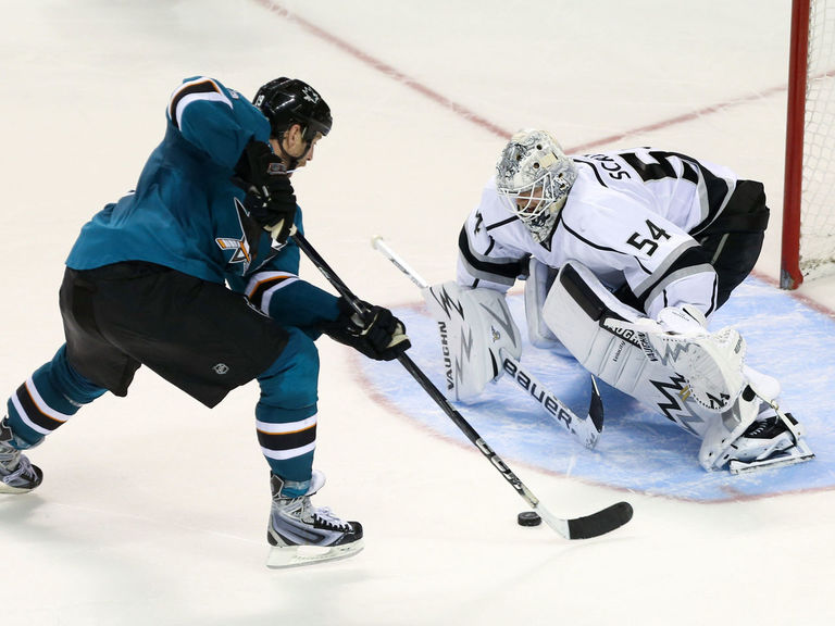 VIDEO: Joe Thornton scores first shootout goal since 2007 | theScore.com