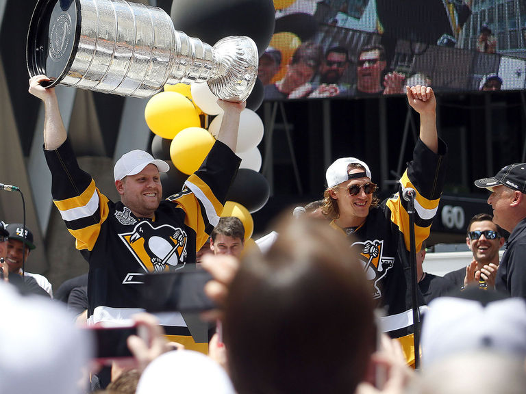 Watch: Bonino, Hagelin laud 'The Legend' Kessel at Stanley Cup parade ...