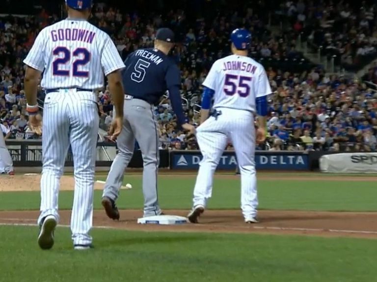 Freeman, Johnson continue bromance at first base | theScore.com