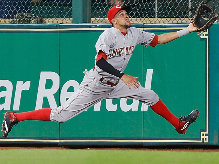 Watch: Hamilton runs half the outfield to make stellar catch | theScore.com