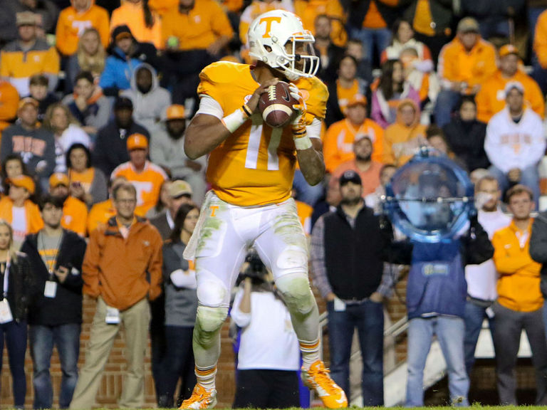 Watch: Tennessee avoids upset after wild fumble-recovery TD | theScore.com