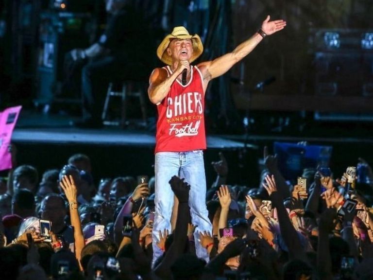 Kenny Chesney wears Chiefs jersey at Arrowhead Stadium concert ...