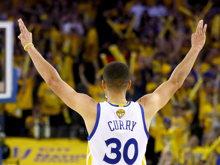 Watch: Curry brings back tunnel shot | theScore.com