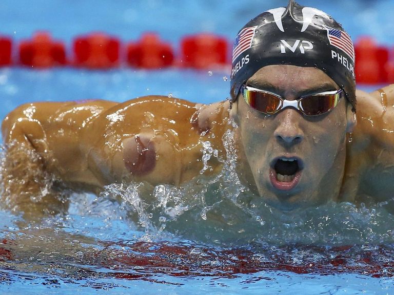 Phelps eats 'pound of pasta' to recover from late-night race | theScore.com