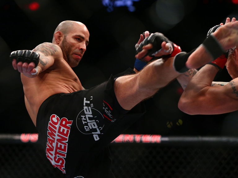 Saunders re-signs for 3rd run with UFC | theScore.com