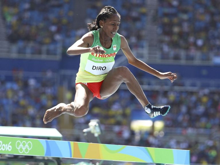 Watch: Ethiopian runner finishes race with 1 shoe | theScore.com