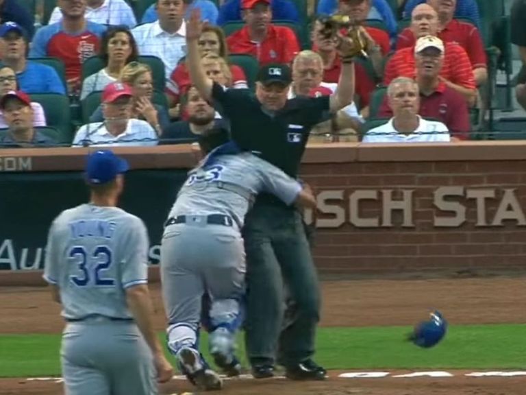 They're only human: 5 great moments in umpire history | theScore.com