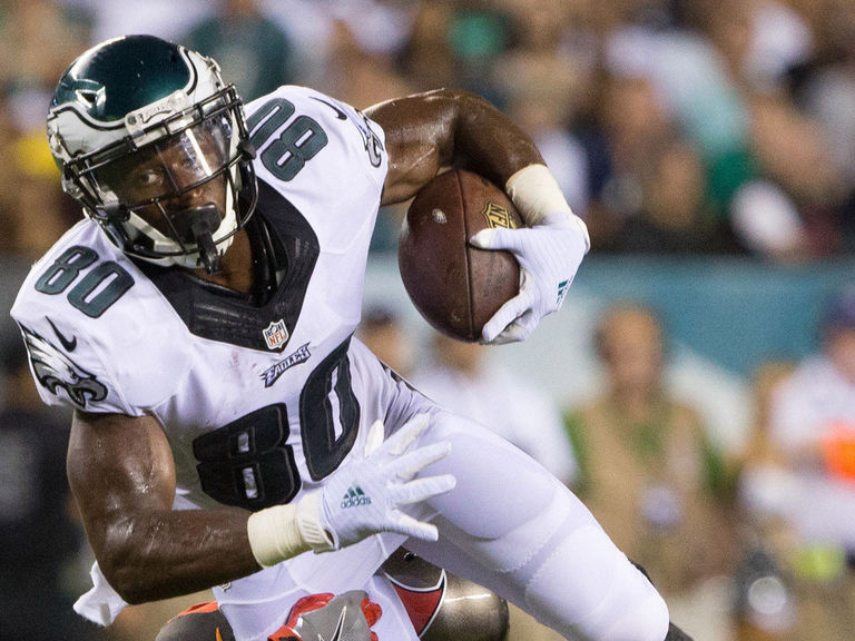 Eagles' Turner makes spinning one-handed catch | theScore.com