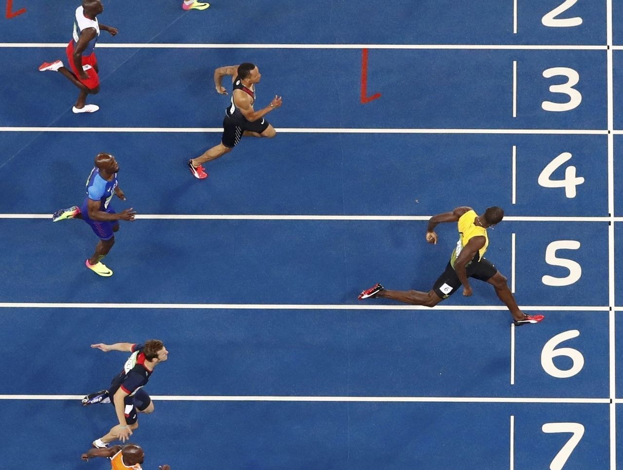 Bolt wins 200m for historic sprinting triple-double | theScore.com