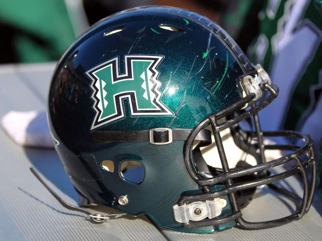 Hawaii recruit suffers head injury in diving accident at Wa…