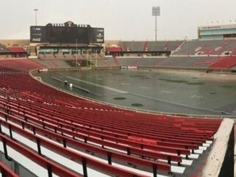 Texas Tech field floods after heavy rains | theScore.com
