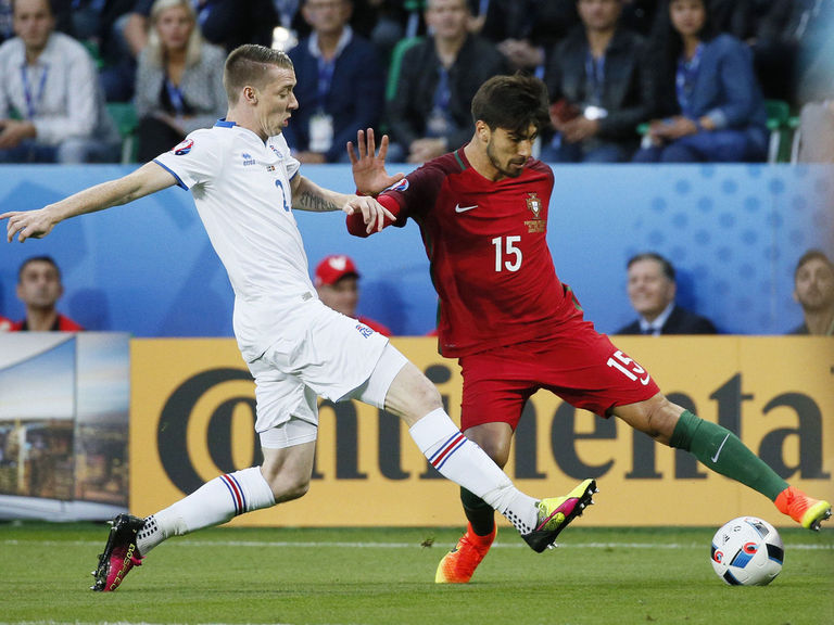 Andre Gomes returns to Barcelona after suffering leg injury | theScore.com