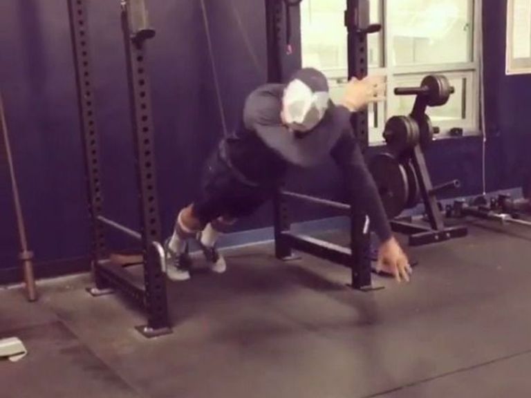 Rangers' Kevin Hayes does dab pushups | theScore.com