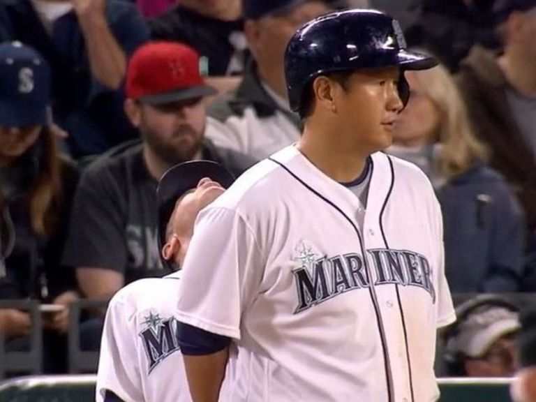 Mariners' first base coach is the MVP of gum tricks | theScore.com