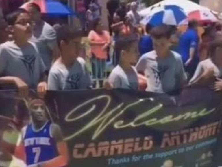 Melo builds basketball court, bonds with Knicks in Puerto Rico ...