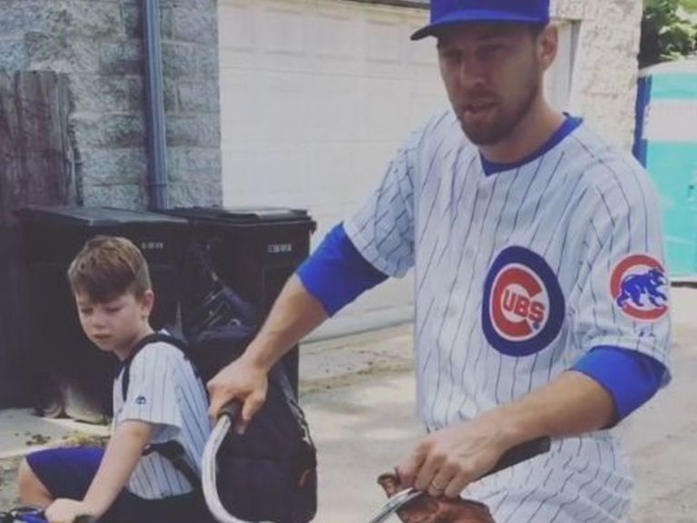 Zobrist bikes to Wrigley decked in full Cubs gear | theScore.com