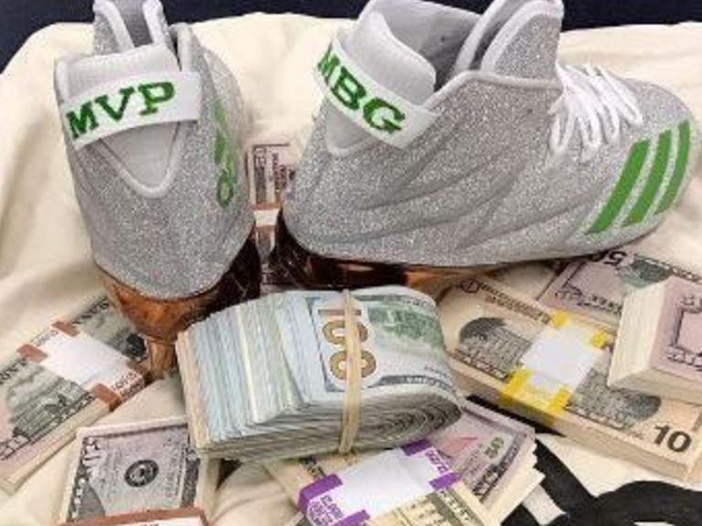 Von Miller's new cleats came in bag of money | theScore.com