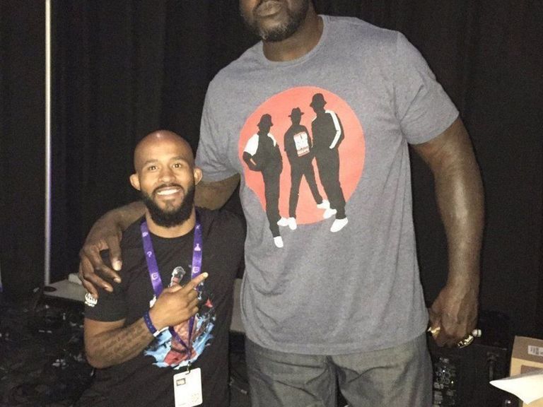 Shaq towers over 'Mighty Mouse' | theScore.com