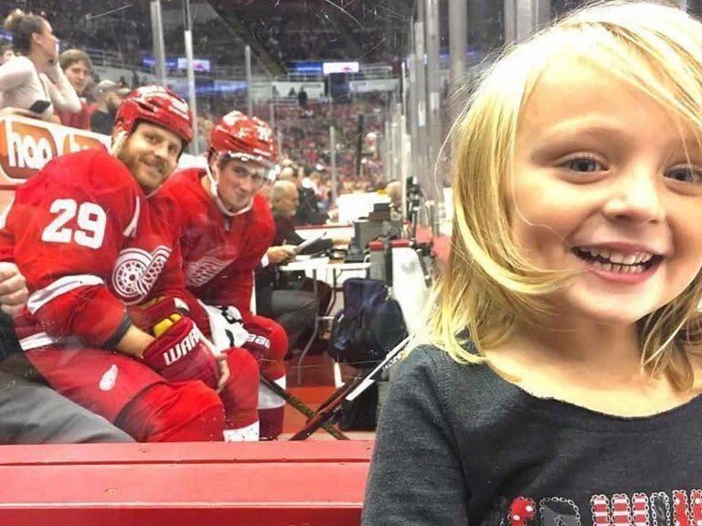 Ott, Larkin photobomb young Red Wings fan from penalty box | theScore.com