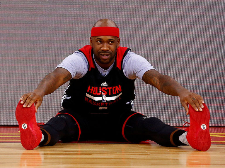 Rockets' Brown apologizes for writing on Great Wall of China | theScore.com