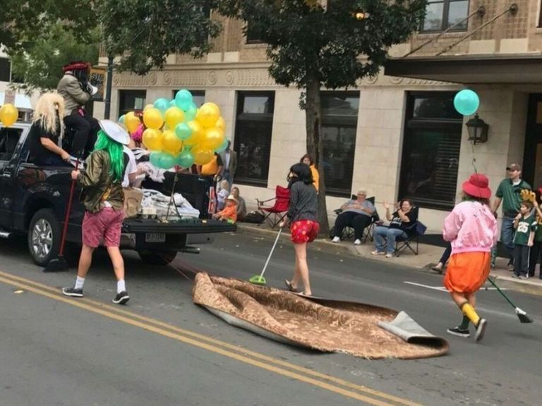 Baylor homecoming features sweeping-under-the-rug float | theScore.com