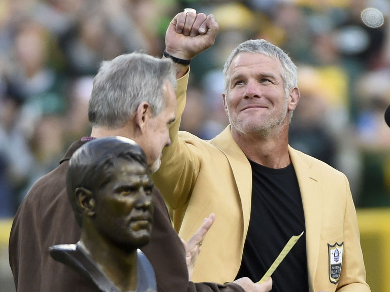 Favre receives HOF ring at halftime of Cowboys-Packers game | theScore.com
