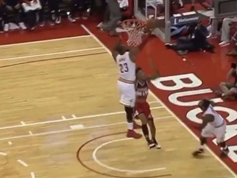 LeBron completes chase-down block on Oubre Jr. | theScore.com