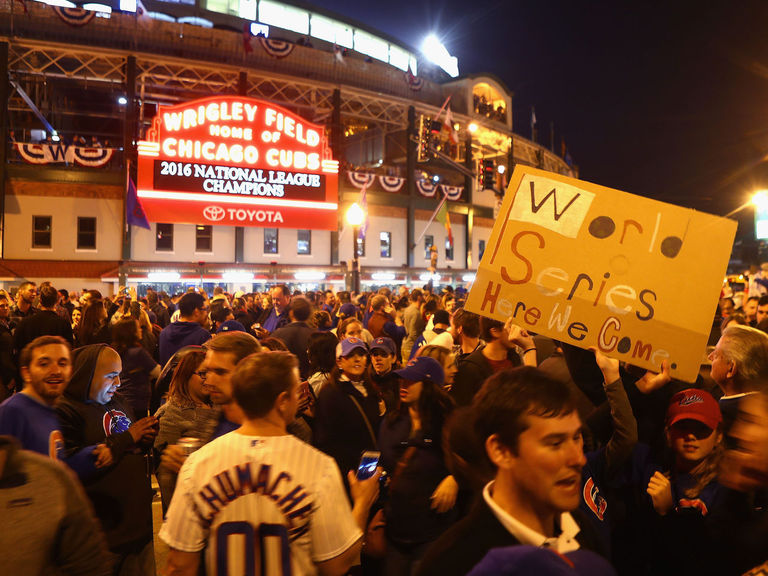 Look: Chicago celebrates Cubs' 1st pennant in 71 years | theScore.com