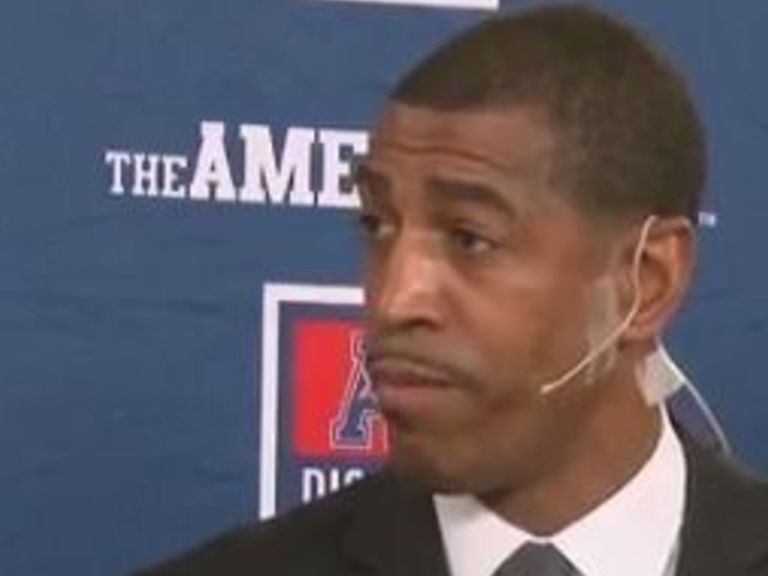UConn's Ollie does media day with mic taped to his face | theScore.com