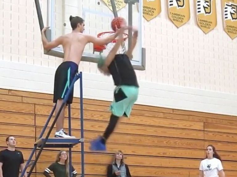 Pro dunker shows off ridiculous 'Upside Down' dunk | theScore.com