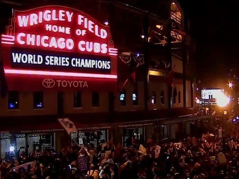 Watch: Crowd outside Wrigley erupts as Cubs win | theScore.com
