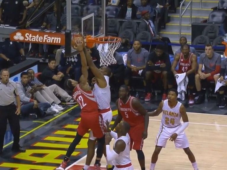 Dwight Howard obliterates Rockets at both ends | theScore.com