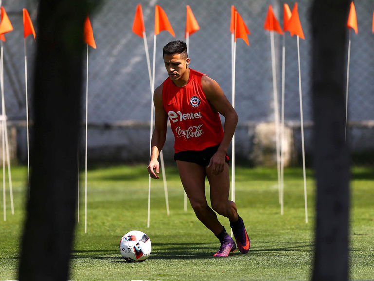 Arsenal's Sanchez suffers injury scare in Chile training | theScore.com