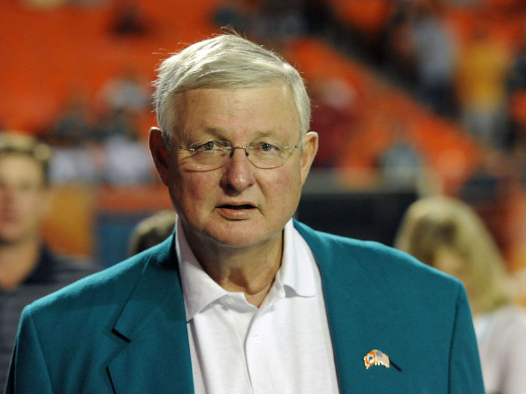 Former Georgia star Bill Stanfill dies at 69 | theScore.com