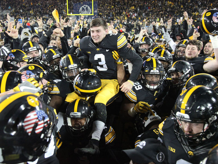 Watch: Iowa knocks off No. 3 Michigan with last-second FG | theScore.com