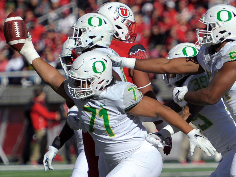 Watch: Oregon upsets Utah with last-second touchdown | theScore.com