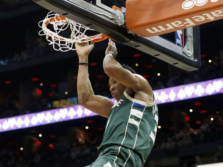 Watch: Antetokounmpo's would-be game-tying dunk pops out | theScore.com